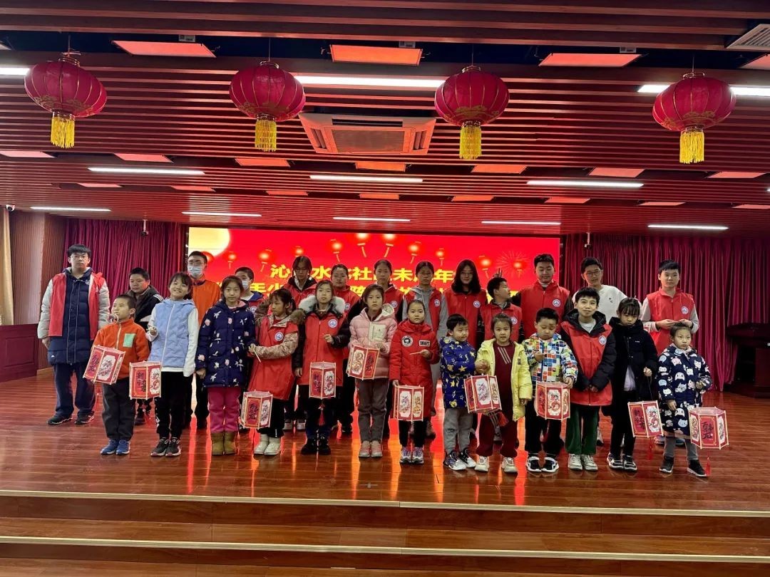 巧手少年齐上阵 祥龙彩灯闹元宵_北京时间