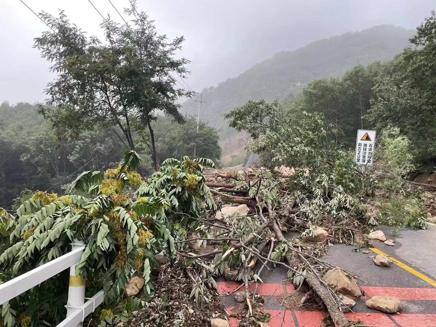 北京门头沟G234国道潭王段道路抢通进行中_北京时间
