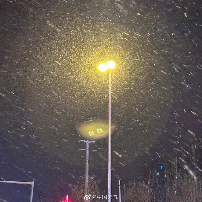 北京市多区飘雪！冬至之前，雪花如期而至_北京时间