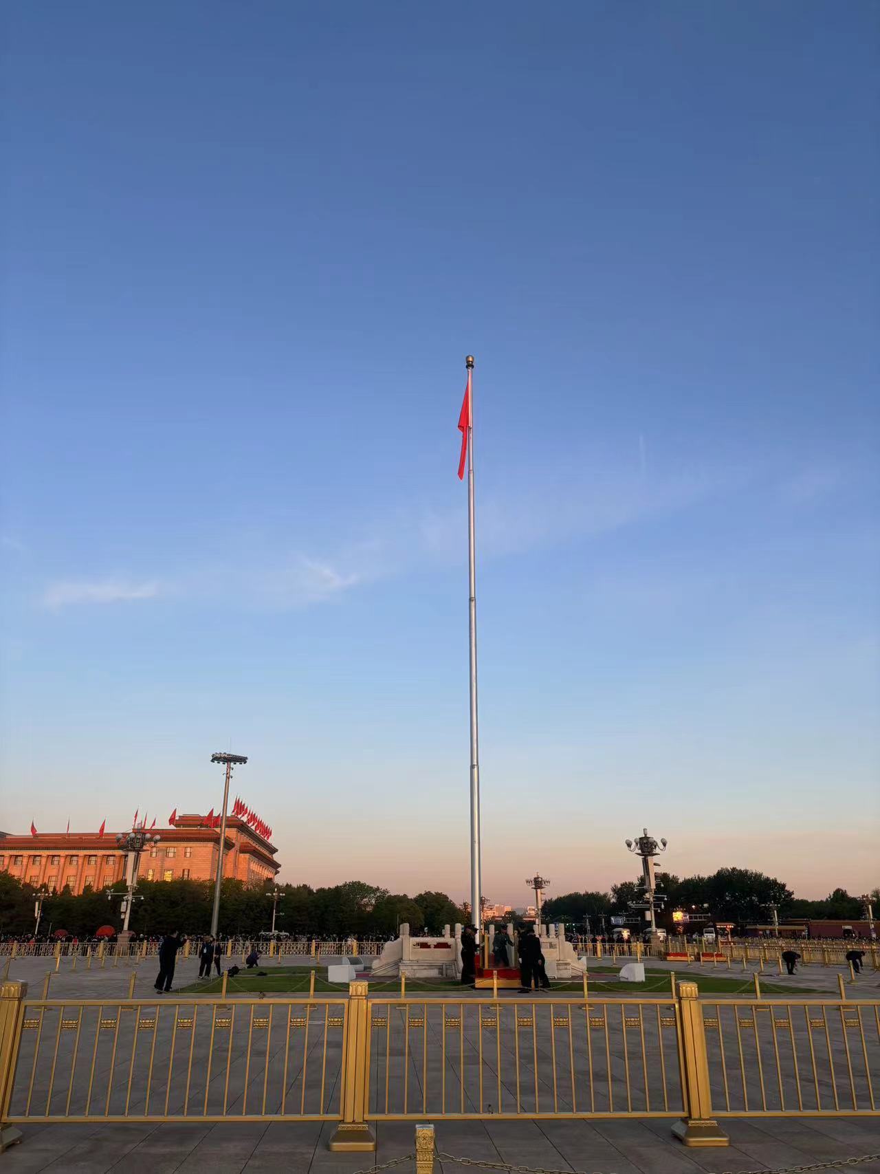 庆祝“五一”国际劳动节各地群众在天安门广场观看升国旗仪式_北京时间