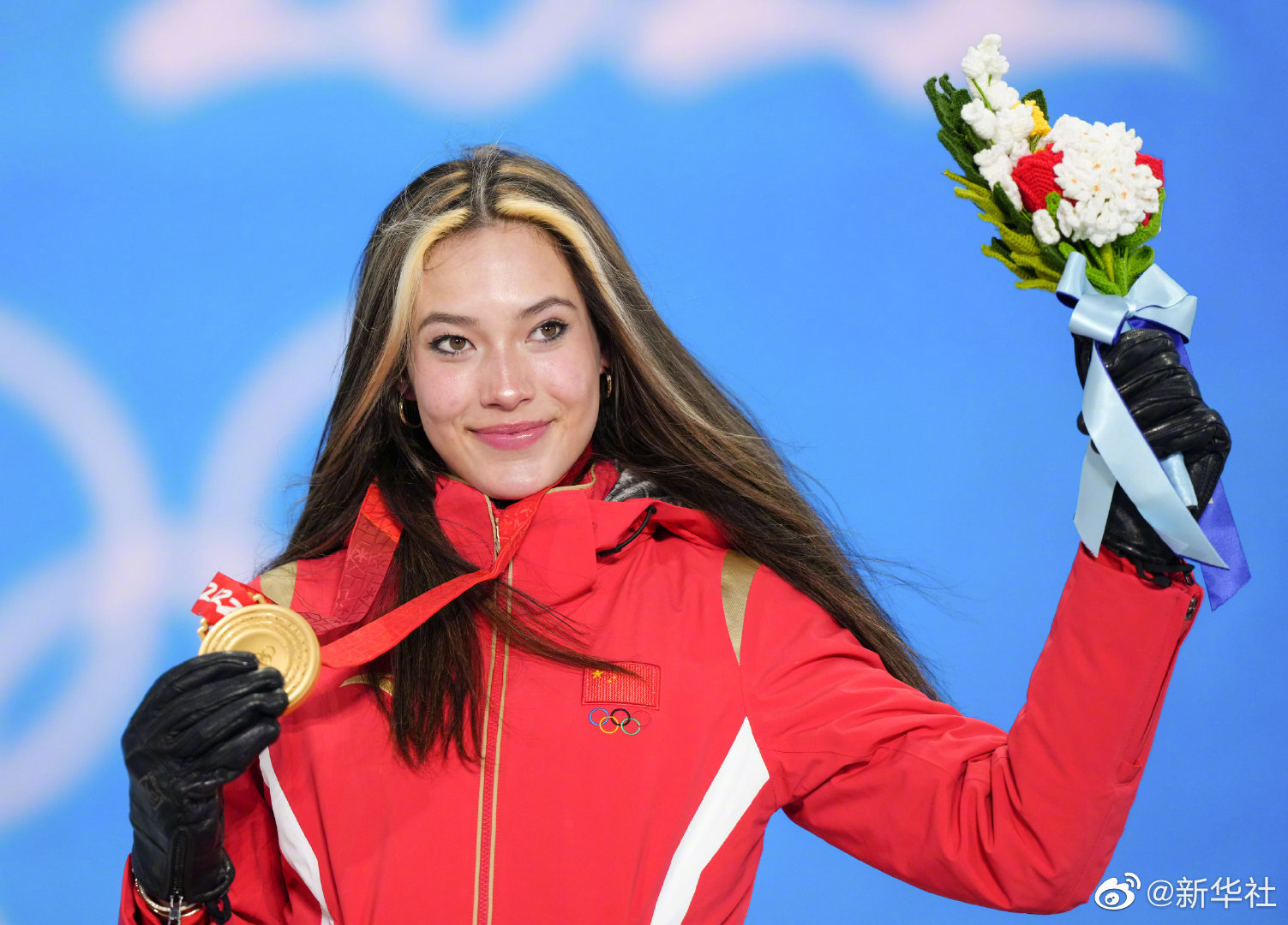 祝贺！18岁的谷爱凌再登最高领奖台 亲吻金牌_北京时间
