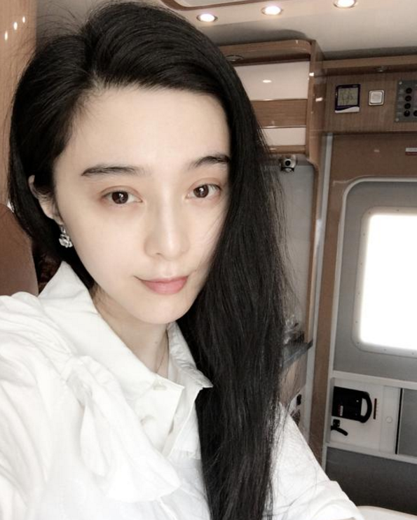 范冰冰素颜没精神 双眼皮尖下巴抢镜_北京时间